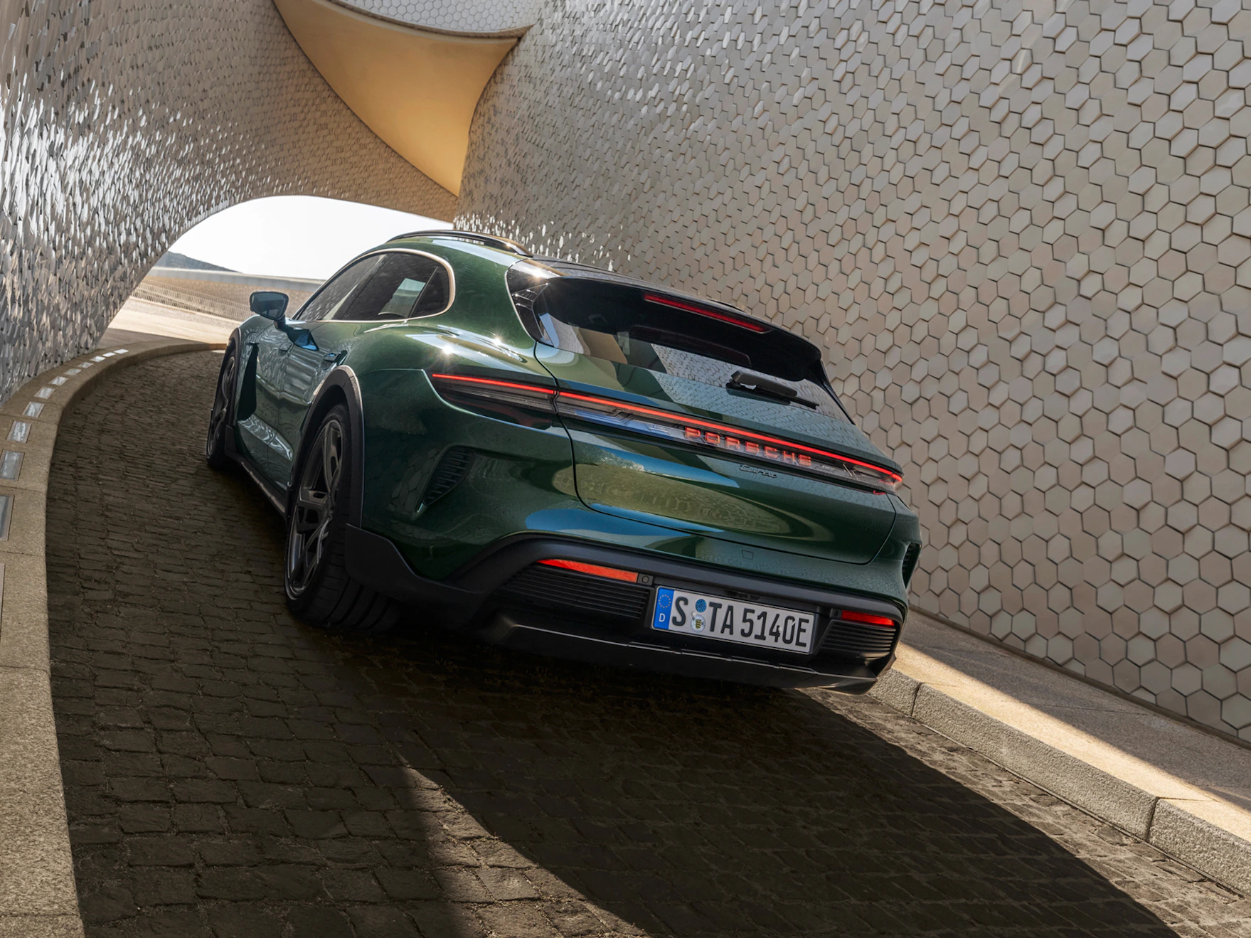 Porsche E-Performance Modelle – unsere Elektro-Sportwagen | Porsche ...