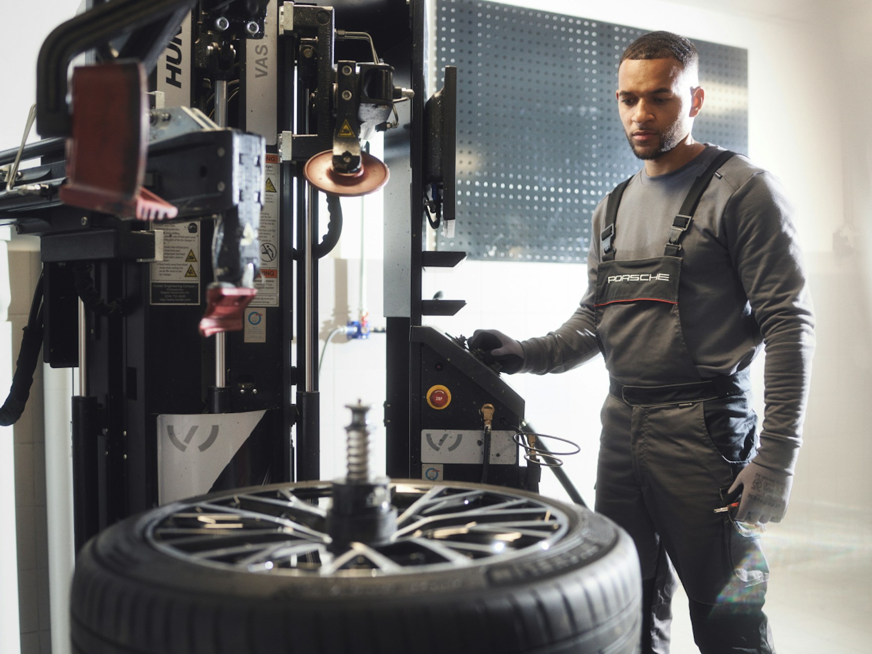 Porsche E-Performance for plug-in hybrid models | Porsche International